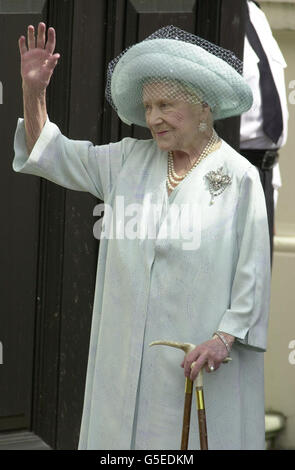 Queen Mother on her 101st Birthday August 2001 Stock Photo: 19771117 ...