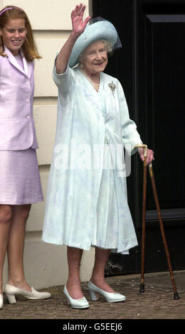 Queen Mother on her 101st Birthday August 2001 Stock Photo: 19771117 ...