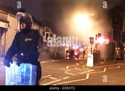 Police officers in full riot gear Stock Photo - Alamy
