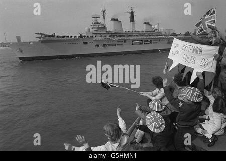 aircraft carrier HMS Invincible leaving Rosyth docks going under the ...