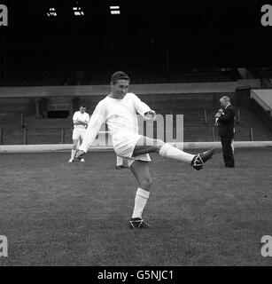Leeds United captain Bobby Collins (r) shakes hands with Liverpool ...