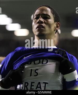 Everton's Steven Pienaar (l) celebrates with a "God is Great" shirt ...