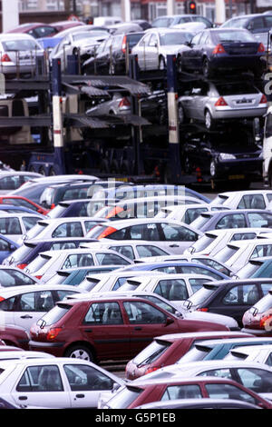Ford Dagenham Car Plant Closure May 2000Ford workers walk out of the ...
