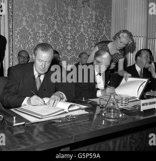 DUNCAN SANDYS COMMONWEALTH AND COLONIAL SECRETARY BACK IN LONDON / ; 14 ...