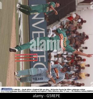17-JAN-96, South Africa v England 5th one day. England wicket keeper ...