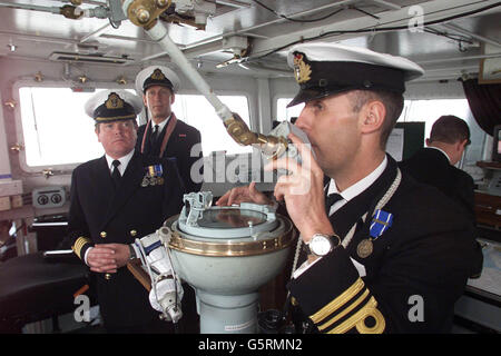 HMS Fearless returns to Portsmouth for last time Stock Photo - Alamy