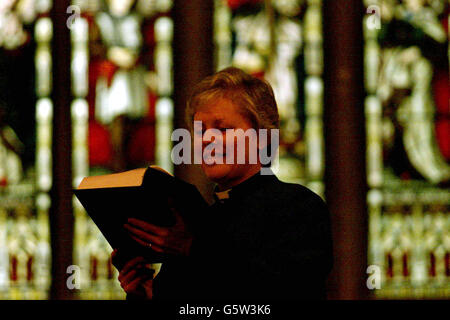 Rev Sharon Swain reads bible Stock Photo: 106887175 - Alamy