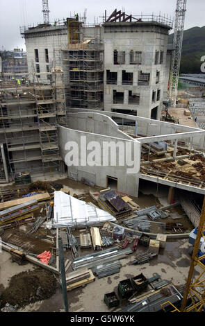 The new Scottish Parliament building under construction at Holyrood ...