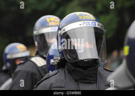 police riot officers public order tactics Stock Photo - Alamy