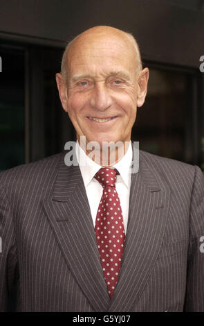 George Best arrives at the Cromwell Hospital Stock Photo: 107882726 - Alamy
