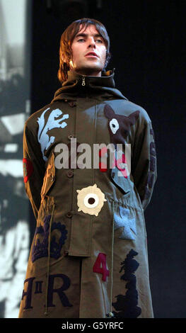 Liam Gallagher of Oasis on stage October 2000 Stock Photo - Alamy