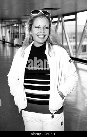Sally Thomsett Actress in white suit wearing a top hat sitting Stock ...