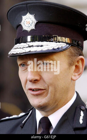 The Police Service of Northern Ireland unveil their new emblem and ...