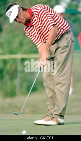 Paul Azinger putts with a pitching wedge after breaking his putter in ...