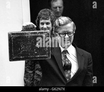 Sir Geoffrey Howe and his wife Lady Elspeth leaving their London home ...