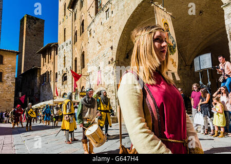 Medieval parade, Italian Renaissance, in the streets of San Gimignano ...