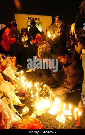 Mourners of shooting victims Letisha Shakespeare and Charlene Ellis ...