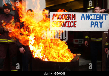 Firefighters Firemen Strike November 2002 Striking firefighters ...