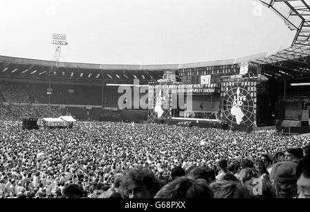 LIVE AID crowd at Wembley Stadium in 1985 Stock Photo: 19486723 - Alamy