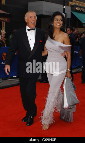Entertainer Bruce Forsyth with his wife Wilnelia and daughters Julie ...