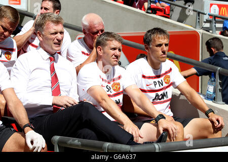 DAVID MOYES & PHIL NEVILLE MANCHESTER UNITED MANAGER KC STADIUM HULL ...