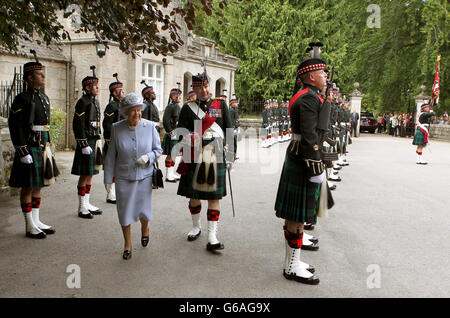 Queen Elizabeth II, with Officer Commanding Major Johnny Thompson ...