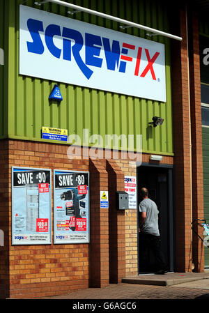 Screwfix stock. General view of a Screwfix store in Tamworth Stock ...