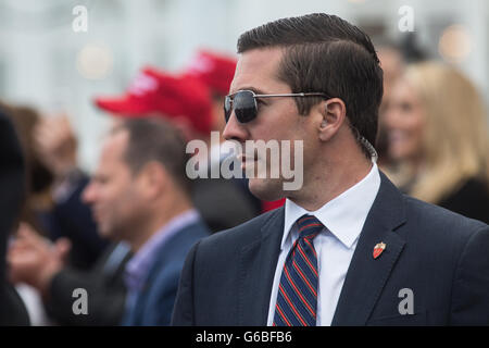 American Secret Service agent armed with a Heckler & Koch MP5 ...