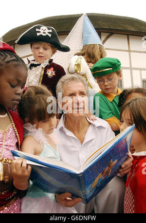 Actor and childrens author George Layton with wife Vera and daughter ...