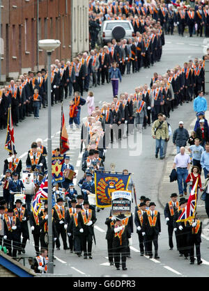 Portadown Orangemen march down from Drumcree church to a security ...