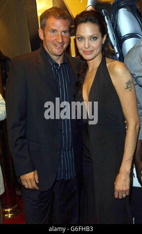 Angelina Jolie & Chris Barrie Film: Lara Croft: Tomb Raider (USA/UK/DE ...