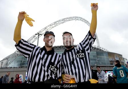 San Francisco 49ers fans dressed in Santa Claus hats and beards cheer ...
