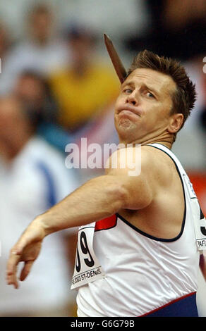 Great Britain athlete Steve Backley shows his feelings after two failed ...