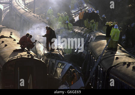RESCUE WORKERS AT CLAPHAM TRAIN CRASH 12 12 88 Stock Photo - Alamy