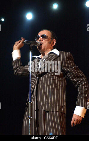 Lead singer Kevin Rowland from Dexy's Midnight Runners performs live in ...