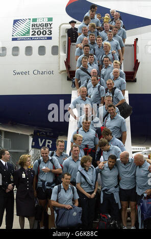 The England rugby squad pose for a photograph with the World Cup at ...
