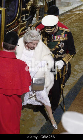 Queen Elizabeth arrives on Parliament Hill for Canada Day festivities ...