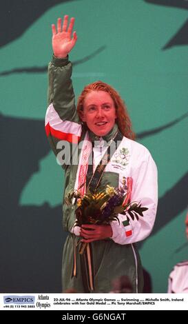 MICHELLE SMITH WITH GOLD MEDAL ATLANTA 01 August 1996 Stock Photo - Alamy
