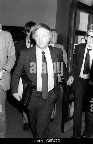 Arthur Scargill of the NUM talks with miners on strike 1984 Stock Photo ...