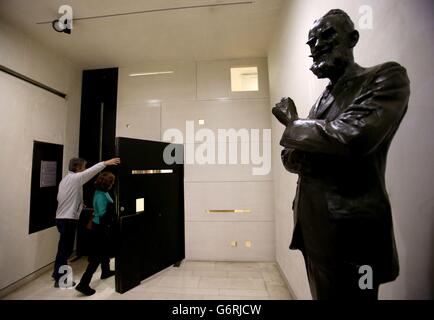 George Bernard Shaw Statue at the National Gallery of Ireland in Dublin ...