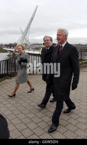 U.S. President Bill Clinton, along with recent Boston Marathon winners ...