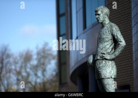 Statue of Peter Osgood at Chelsea Football Club, London Stock Photo - Alamy