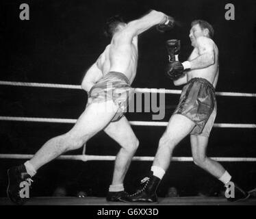 Bruce Woodcock V Lee Savold Fight - George Raft seen at the ringside ...