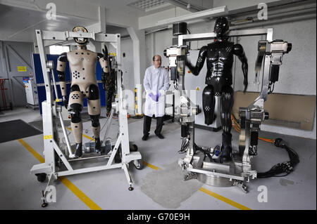 Jaime Cummins (r), of Dstl's Chemical and Biological Physical ...