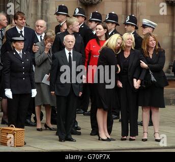 Det Con Michael Swindells' wife Carol (centre) and daughter Kelly ...