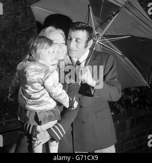 Singer Tony Bennett in London. 25th February 1982 Stock Photo - Alamy