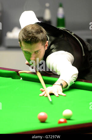 Neil Robertson plays a shot during the 1st quarter-final match of Hong ...