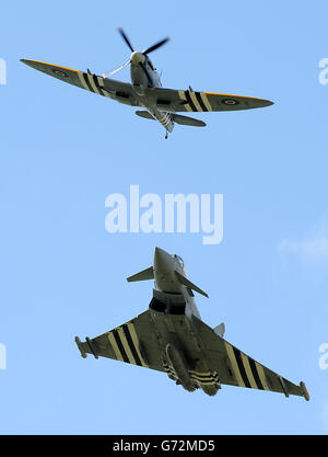 spitfire with invasion stripes Stock Photo - Alamy