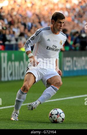 Real Madrid's Gareth Bale and Atletico de Madrid's Thomas Lemar during ...