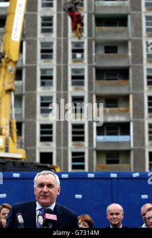 Taoiseach Bertie Ahern meets residents Stock Photo - Alamy